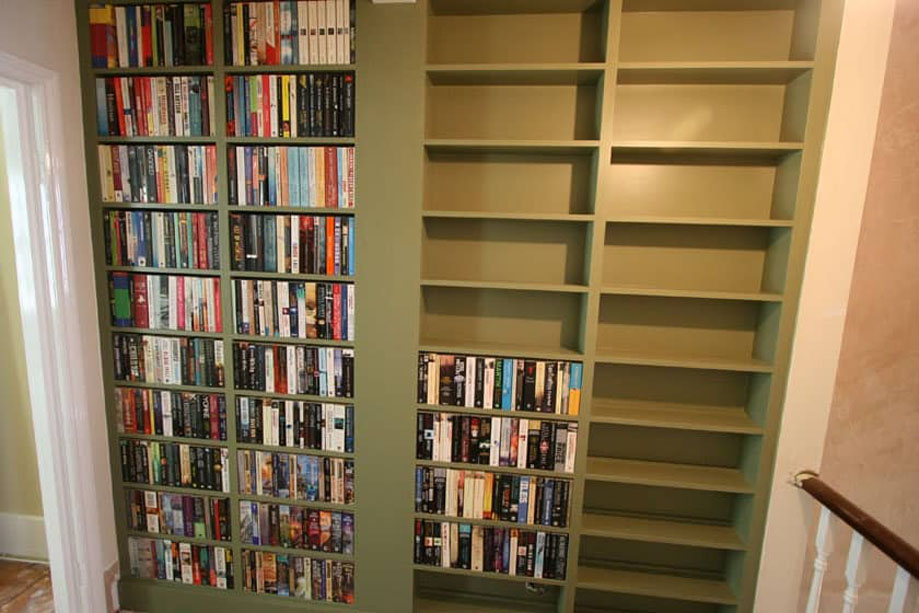 Green painted bookcase - Empatika